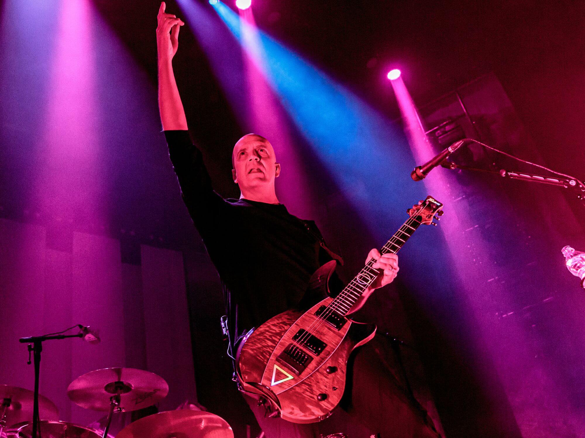 Devin Townsend designed his signature guitar like a Les Paul because ...