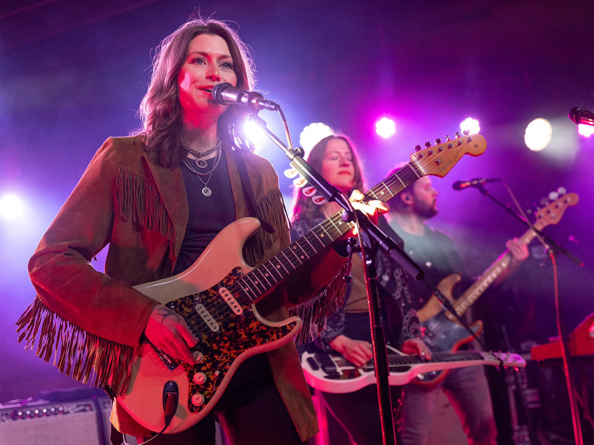 Watch: Larkin Poe give a blaring blues-rock performance on Jimmy Kimmel ...