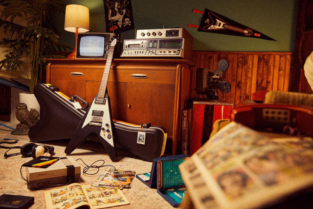Gibson Partners with Metallica Guitarist To Create His 1979 Flying V ...