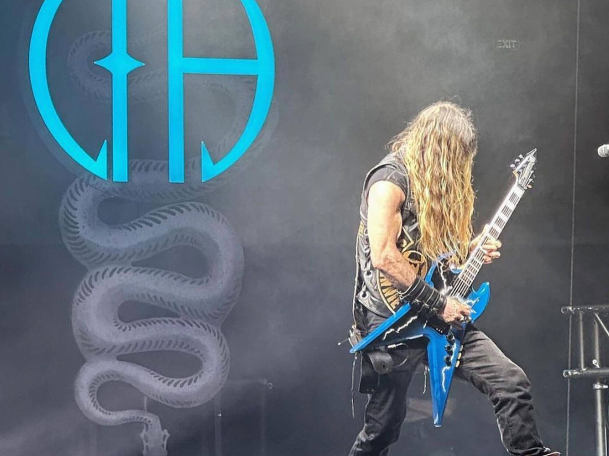 Zakk Wylde debuts Dimebag Darrell-inspired Wylde Audio Warhammer onstage with Pantera | Pro ...