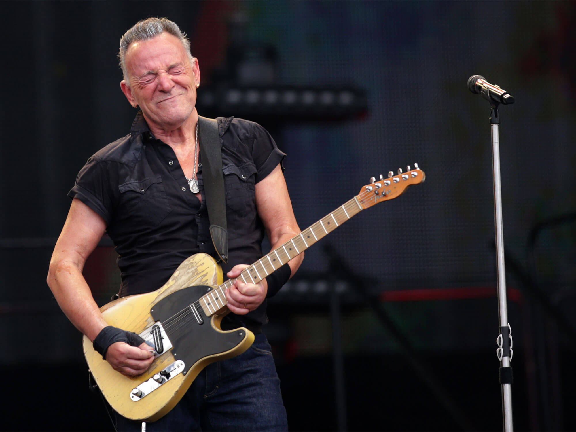 Watch Bruce Springsteen sign a young fan’s absentee note so they can ...